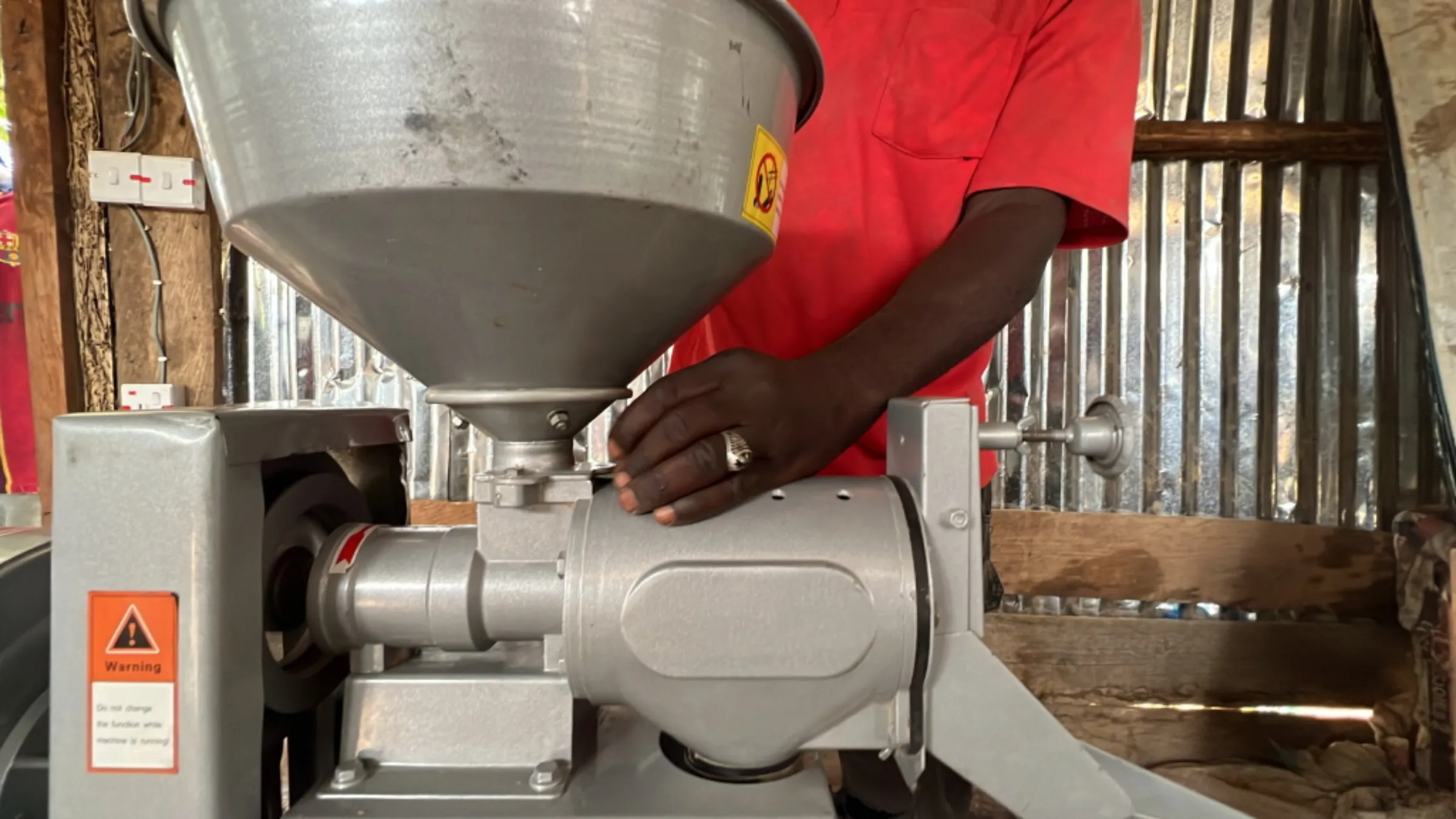 Jobs or just lights? Nigeria toils to power up its solar promise | Context