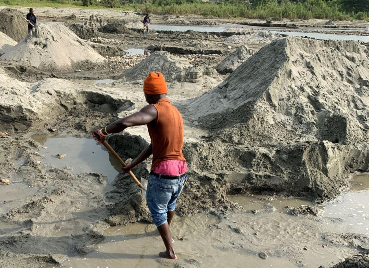 Uganda's illegal river sand miners boost rising flood risk | Context by TRF