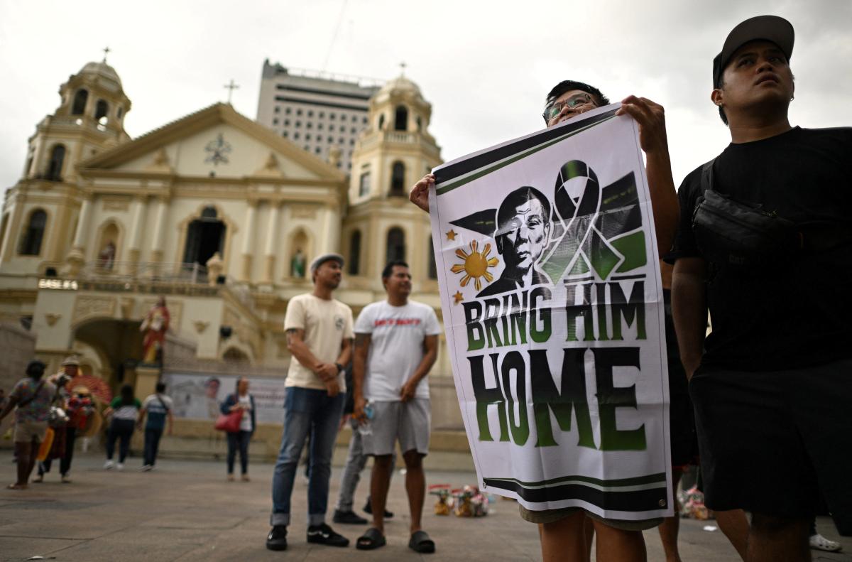 Fake news and dirty politics flood Philippine social media | Context by TRF